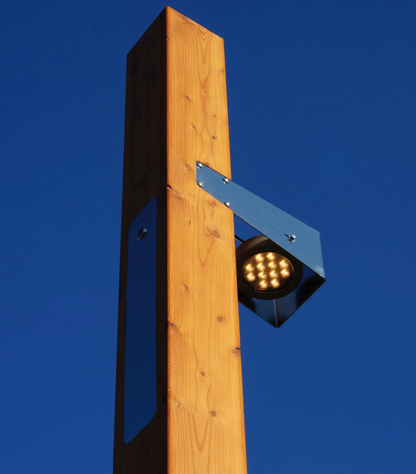 Exotic wood LED light pole - MÂT DARCY - LumTeam