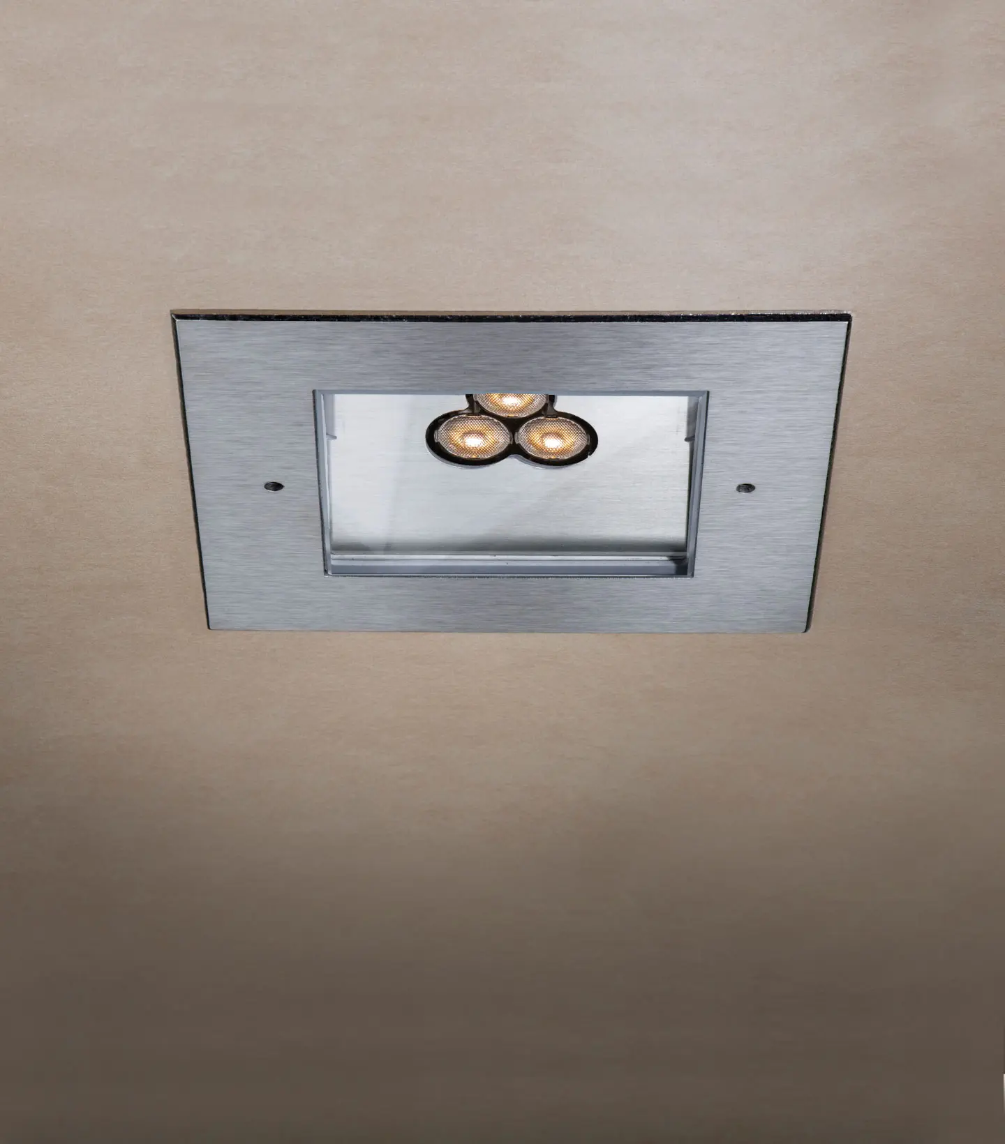 Recessed square downlight pre-oriented 8° luminaire